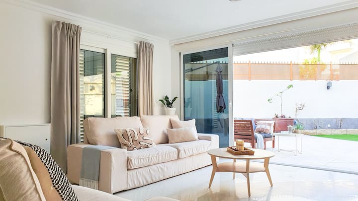 4 Bedroom Villa Los Corales/city Center/pool/wi-fi - Los Cristianos