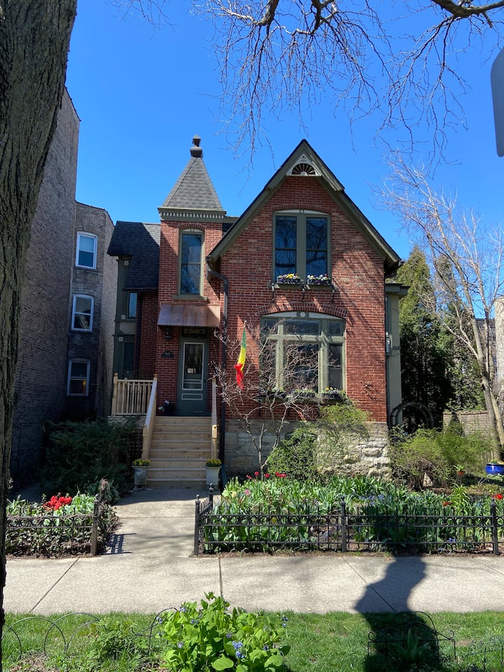 Middle Bedroom In Victorian Home Close To Loyola - Chicago, IL
