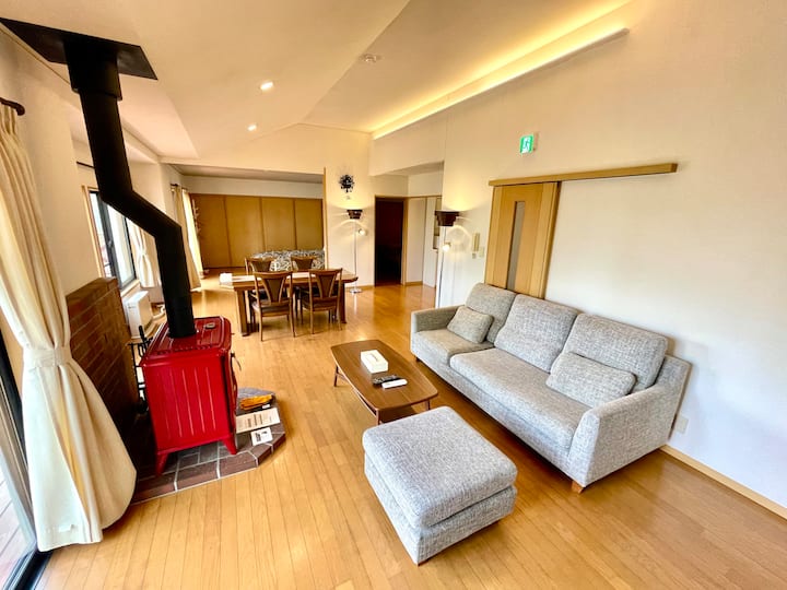 R-villa Ohk【d-10】ワンちゃんのみ可・薪ストーブ・森を望むデッキ付 - 가루이자와마치