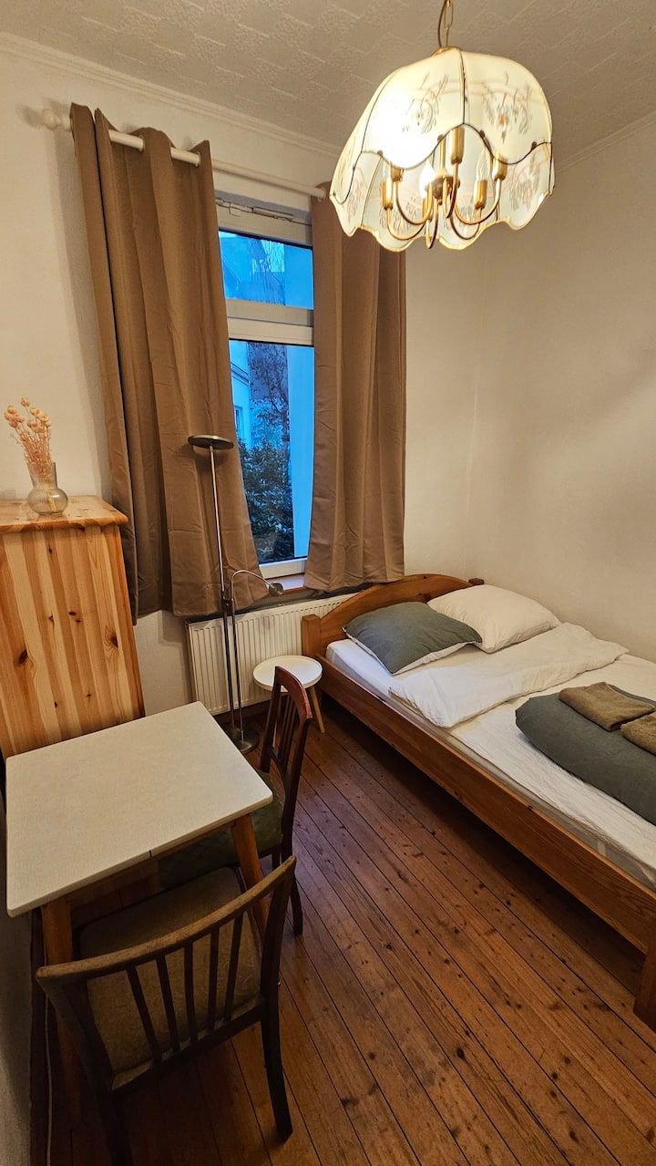 Central–neat–affordable–inroomkitchen–sharedbath 3 - Bremen