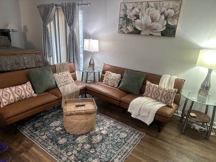 Elegant Studio In The Heart Of Rocket City -Gated - Burritt on the Mountain