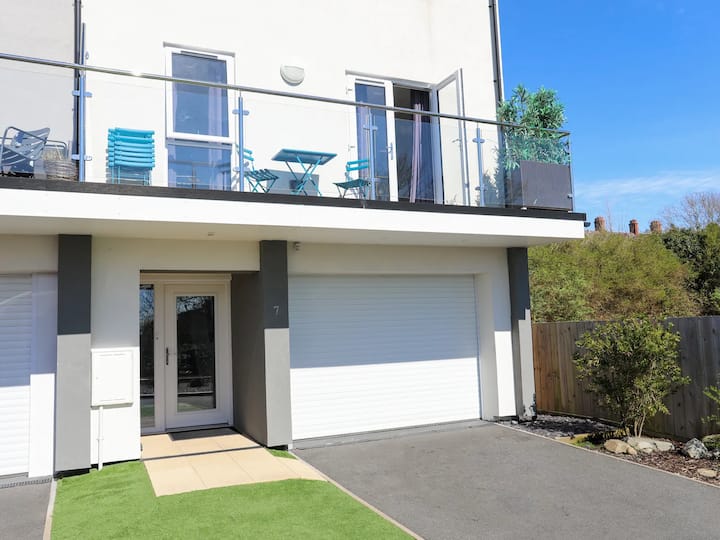 Contemporary 3-bedroom Townhouse In Prime Location - Criccieth