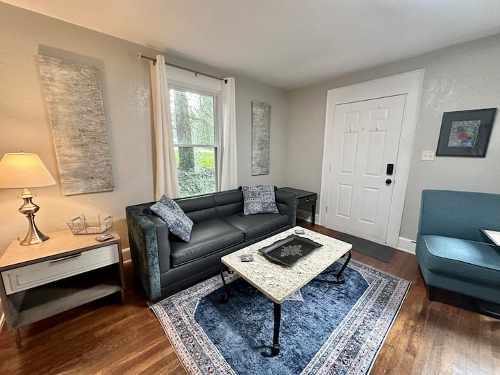 Washer/dryer, Blackout Shades, Smart Tv, Desk - Hickory, NC