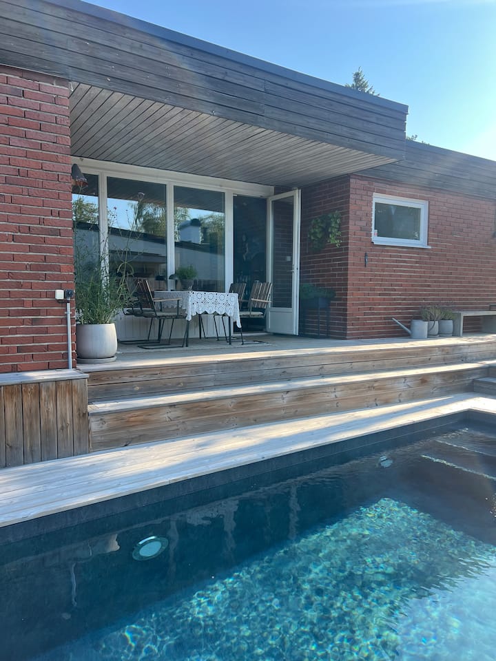 Stilfullt 60-tals Hem Med Pool - Stockholm