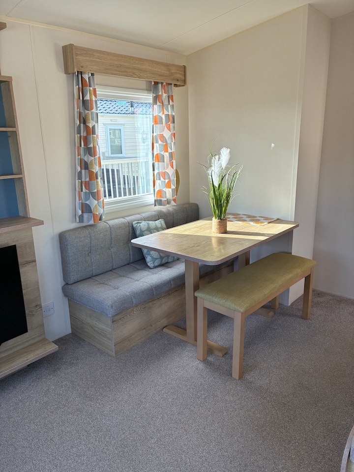 Pet Friendly 3 Bed Caravan - Sleeps 6 - Flamborough