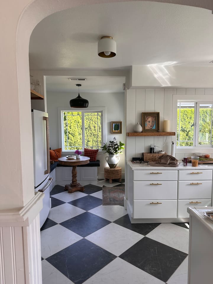 Cozy Modern Cottage - Washougal, WA