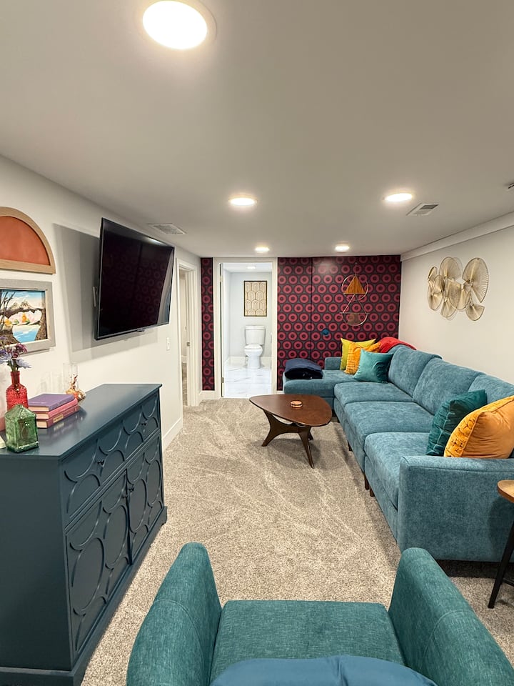 The Benson Cutie (Hot Tub, Custom Stays) - Omaha, NE
