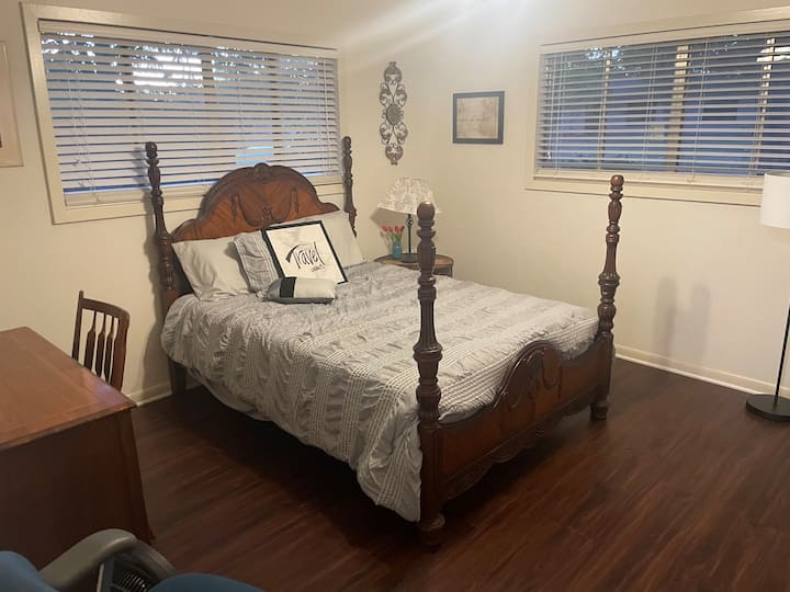 Charming Aggieland Hideaway - College Station, TX
