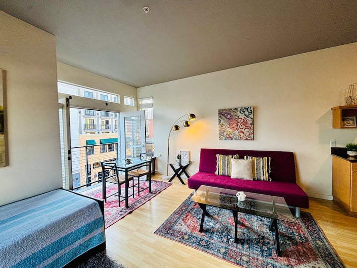 City Lights Loft- Free Parking, King Bed, Balcony - Coronado Island, CA