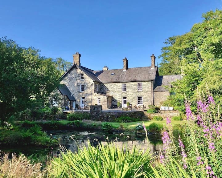 Unwind On A Country Estate W/ Hot Tub & Games Room - North Wales