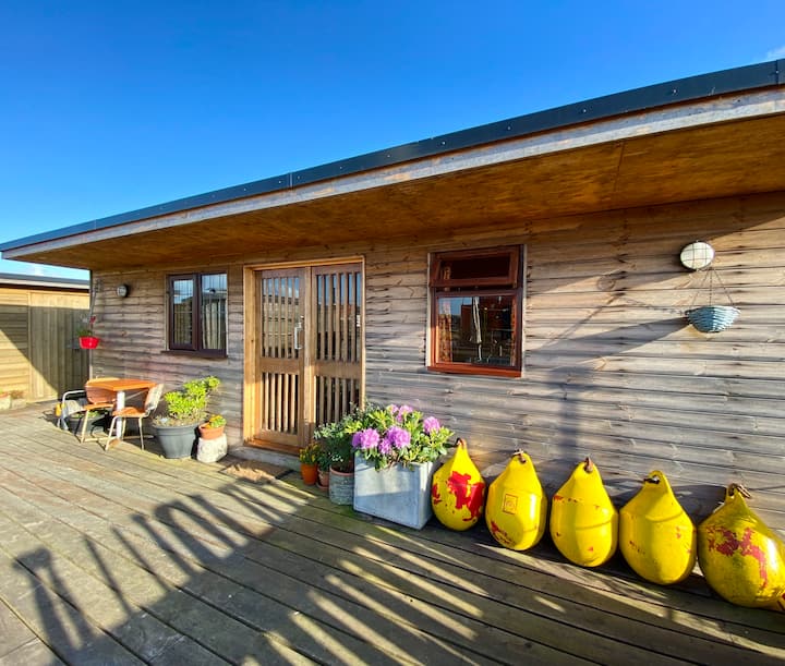 Riverbank Retreat, A Cosy Cabin On The Waterfront. - Sussex