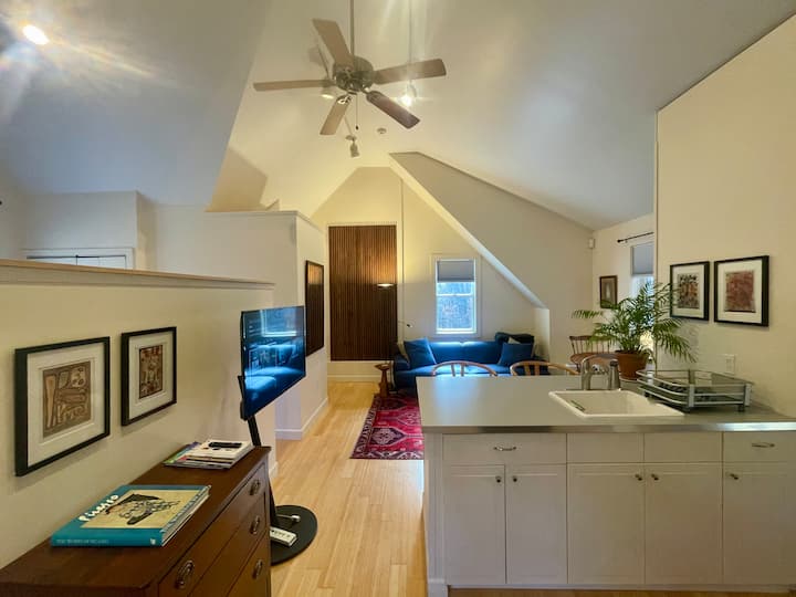 Forest Hideaway—light, Privacy, Washer/dryer - Massachusetts