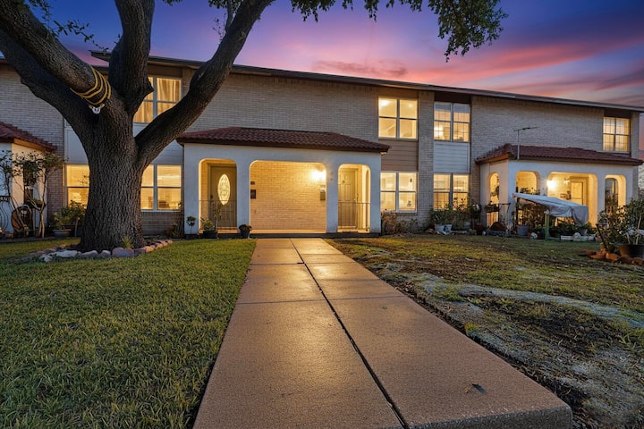 Cozy & Renovated 2br Townhome W Easy Dallas Access - Dallas, TX