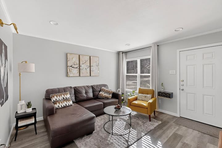 Cozy & Renovated 2br Townhome W Easy Dallas Access - Garland, TX