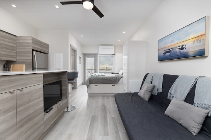 Steps To Lake Okanagan | Studio W/ Pool & Gym - Vernon