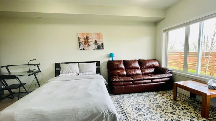Spacious Bedroom Near U Of M | Private Bathroom - Winnipeg