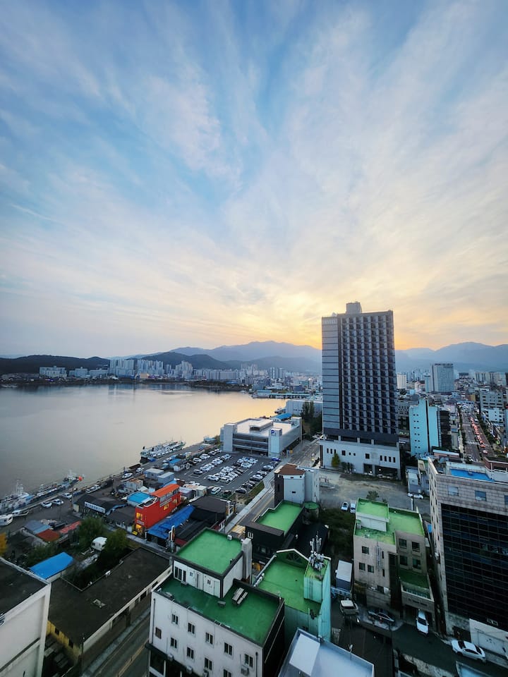 [지니] 속초 썬라이즈호텔 #울산바위·청초호뷰, 감성숙소, 개인 Ott, 주중특별할인가 - Sokcho