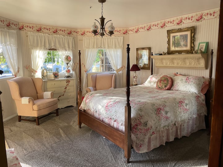 The English Rambling Rose Suite -Marina Street Inn - Morro Bay, CA