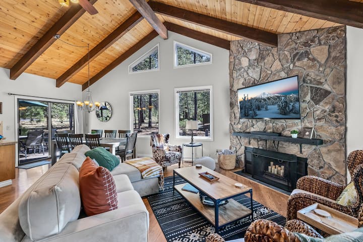 Cozy Family Cabin, Hot Tub, 8 Sharc Passes, Bikes - Sunriver, OR