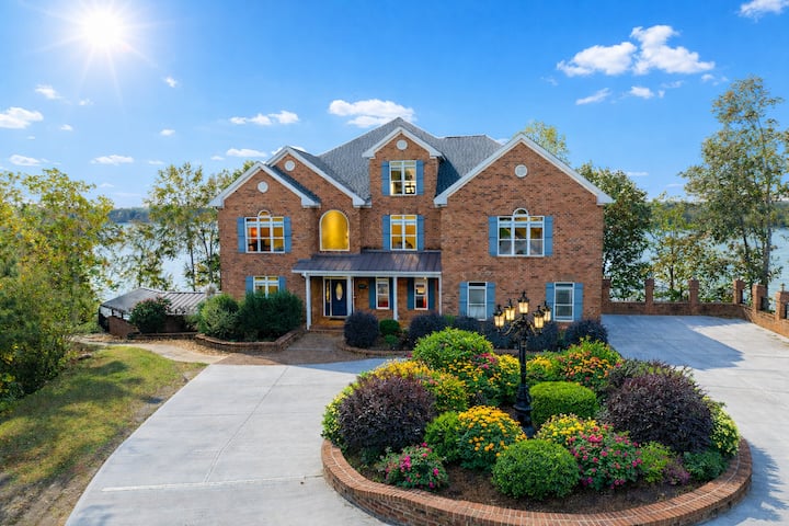 Lake Gaston Executive Mansion! Sleeps 40. W/pool - 가스통 호