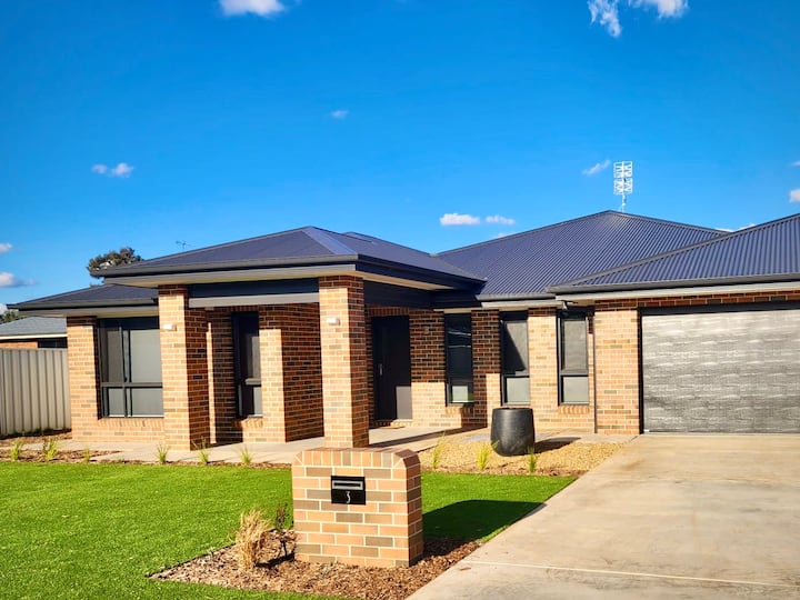 Modern 4 Bedroom Home | Brand New | Parkes - パークス