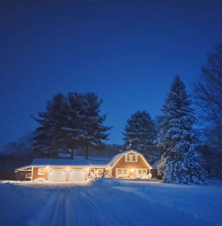 Cozy Farmhouse Getaway W/ Hot Tub Close To Slopes! - Alden, MI
