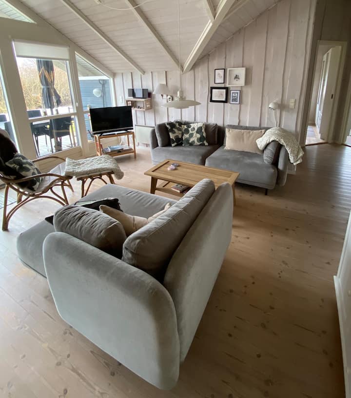 Lyst Og Indbydende Sommerhus - Denmark