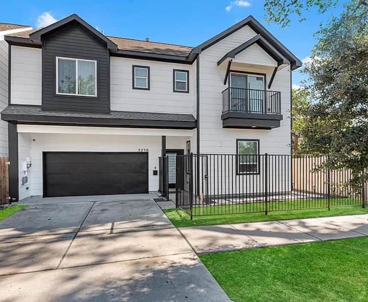 Townhome W/hot Tub & Fire Pit *Near Downtown -