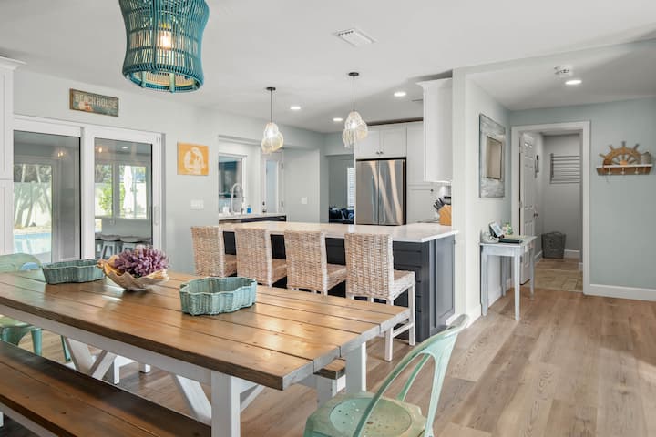 Itsalwayssunny ~ Backyard Oasis, Game Room, Bikes - Melbourne Beach, FL