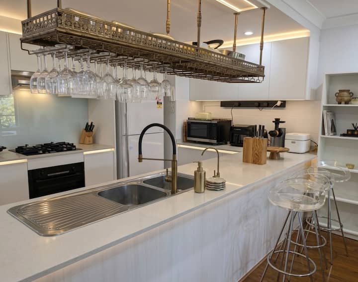 Auburn | Executive Queen| Private Desk + Main Bath - Auburn