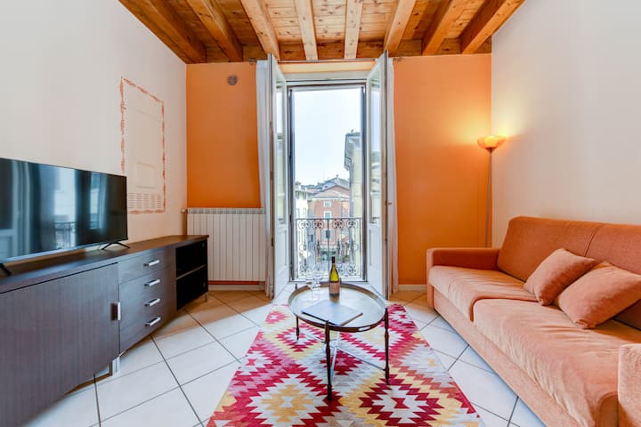 Bilocale Luminoso Con Balcone E Vista Sulla Piazza - Desenzano del Garda