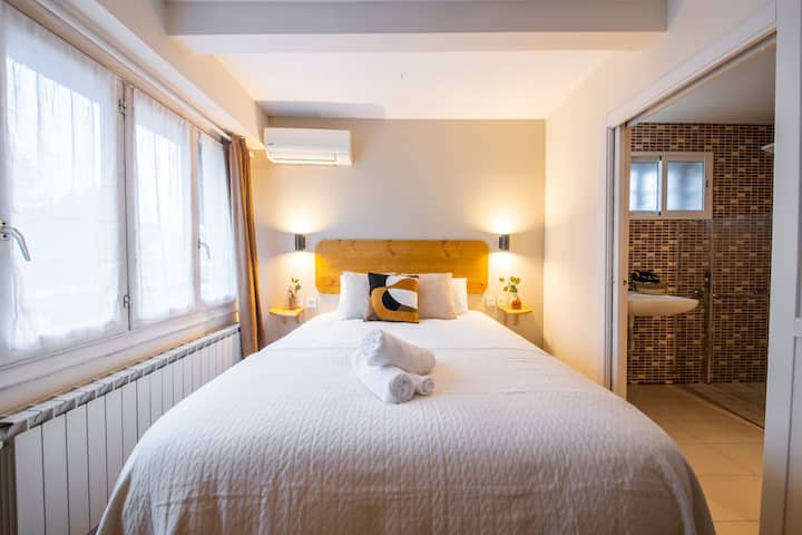 Single Room With A Double Bed And Private Bathroom - San Sebastián