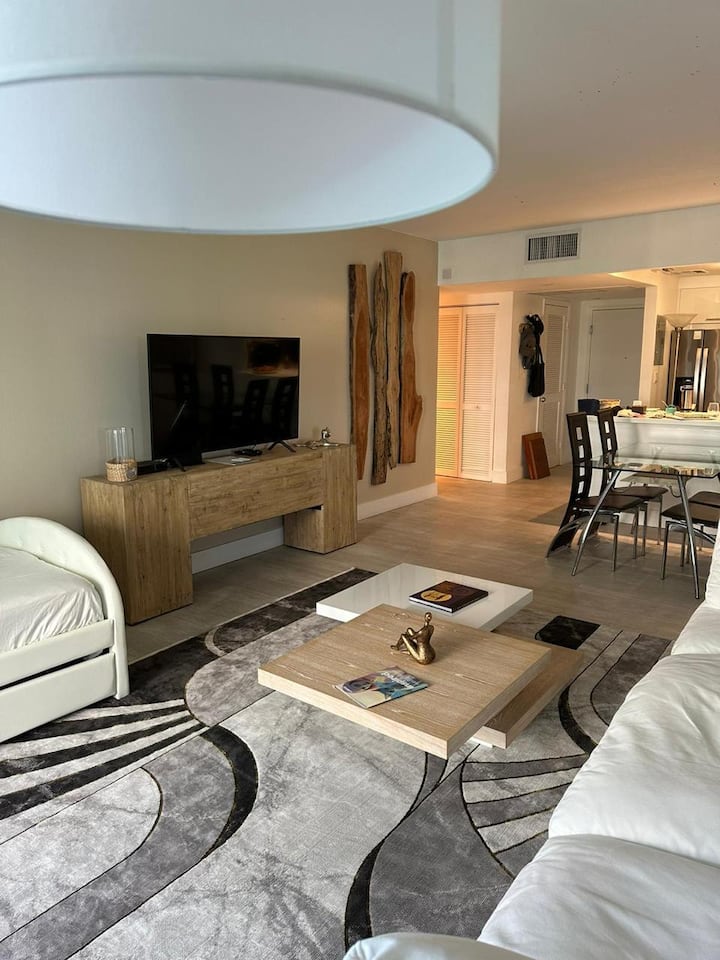 Amazing Ocean View Apartment. Best Amenities - Miami Beach, FL