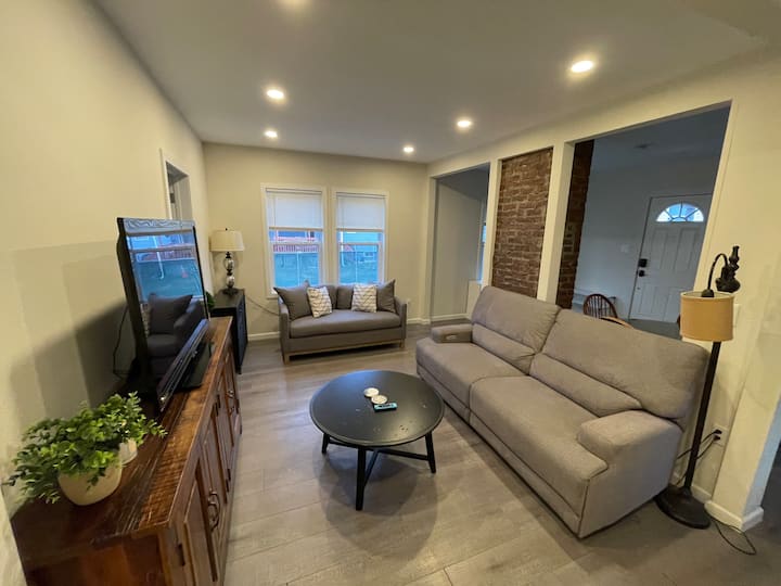 Beautiful 2 Bed Apt. “Driveway Parking” - Mineola, NY