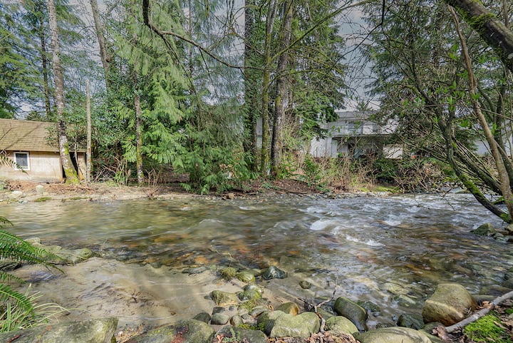Private Garden Suite W/creek - Steps To Everything - Coquitlam