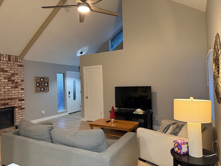 Modern Blue Marina 2 Bed 2 Bath Garage Whole Home - Modesto, CA