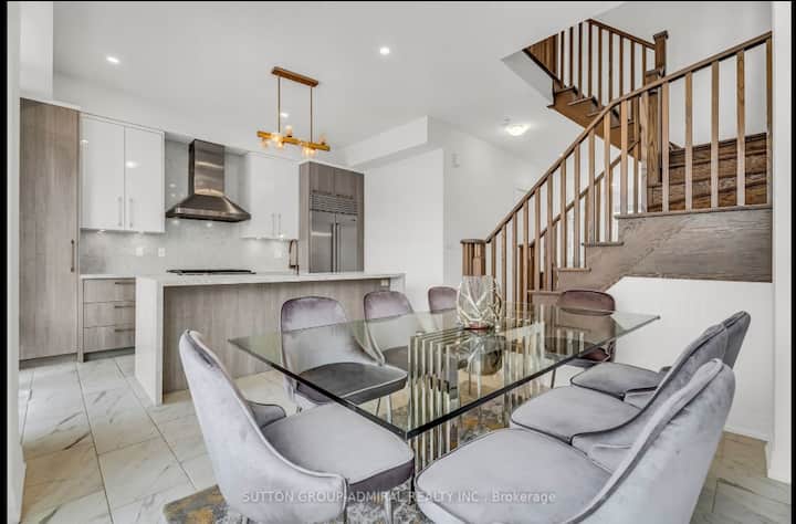 Lux Oasis Retreat—in Richmond Hill With Parking - Aurora