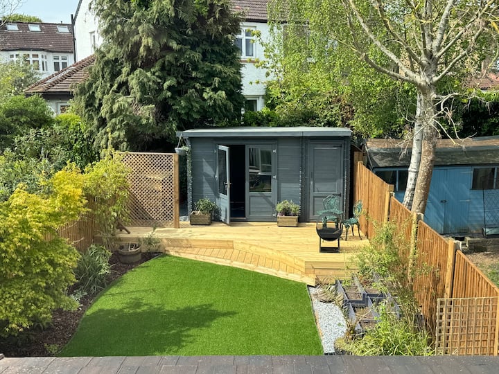Lovely Surbiton Family Home With Landscaped Garden - Surbiton