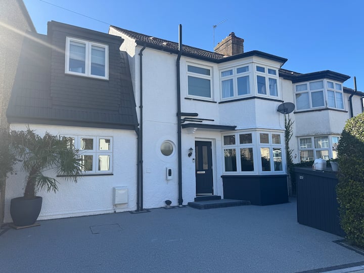 Stylish Surbiton Home With Cabin And Garden - Epsom