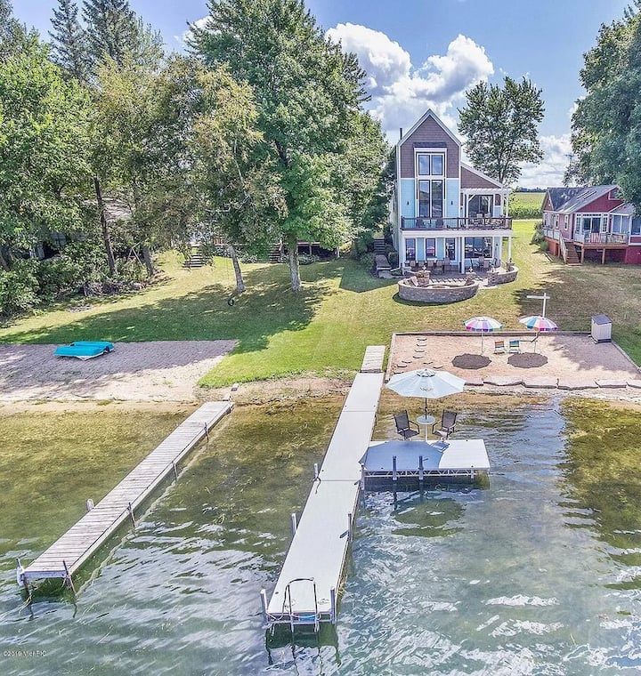 Holiday Haus: Summer Awaits At Lake Cowden - Maple Valley Township