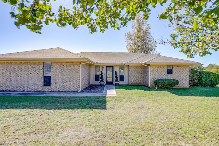 Clover House, Entire Home, Pool, Game Room - Decatur, TX