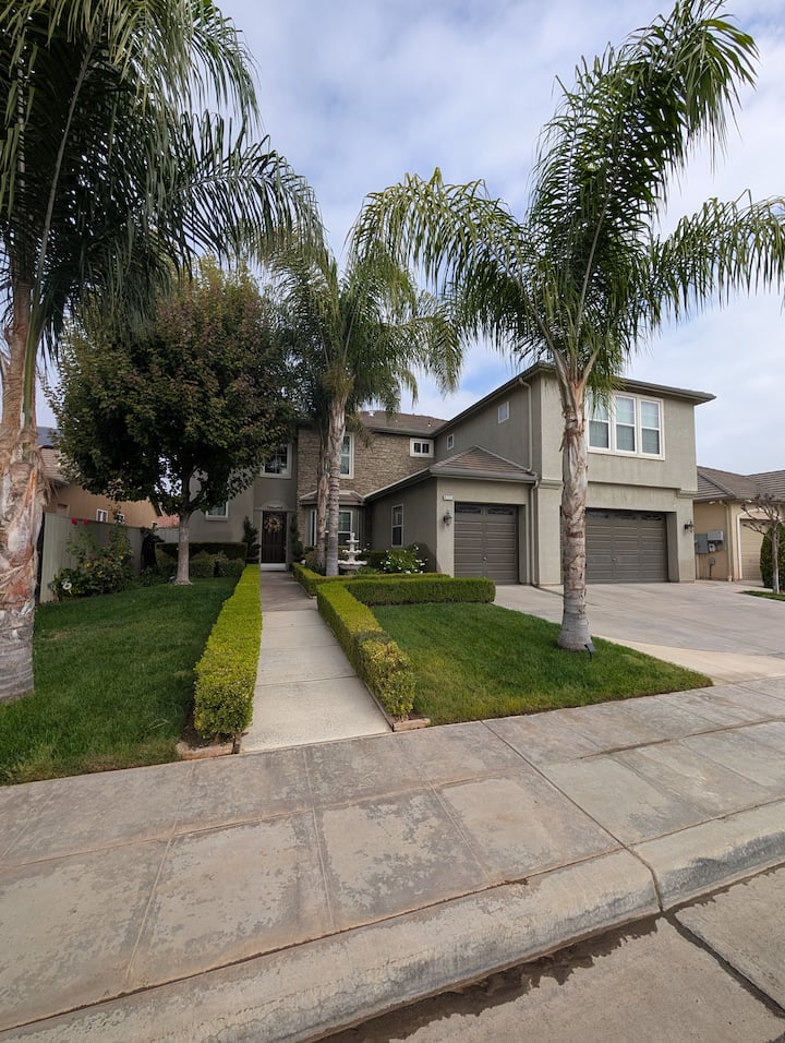 Spacious 5-bedroom 3-bath House In Nw Fresno - Fresno, CA