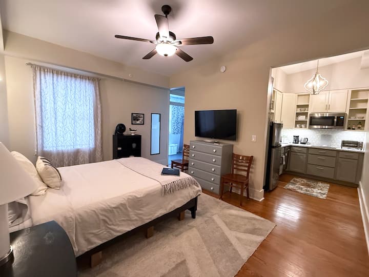 Cozy Downtown Suite + Coworking (3s) - Frederick, MD