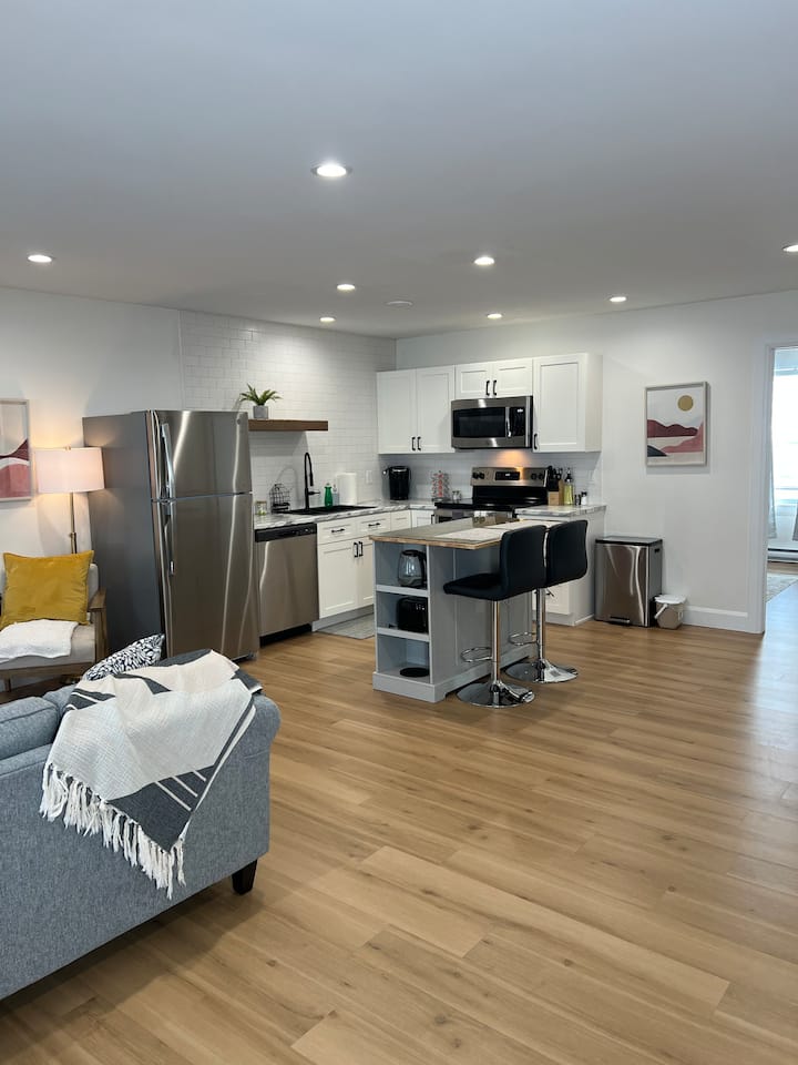 Modern Ground-floor Suite - Downtown Near Harbour - Cape Breton Island