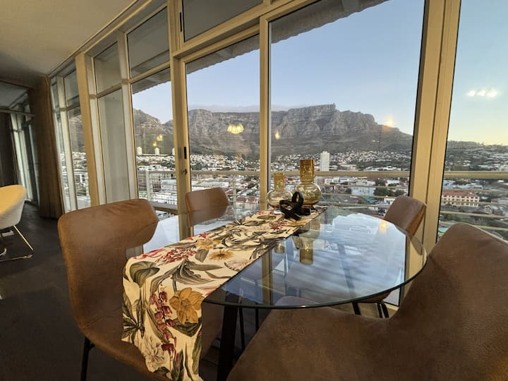 Luxury Top-floor Retreat | Table Mountain Views - Cape Town