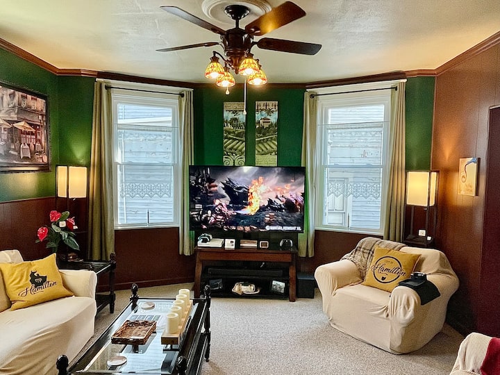 4-beds: Firepit / Game Consoles / Workstation - Hamilton