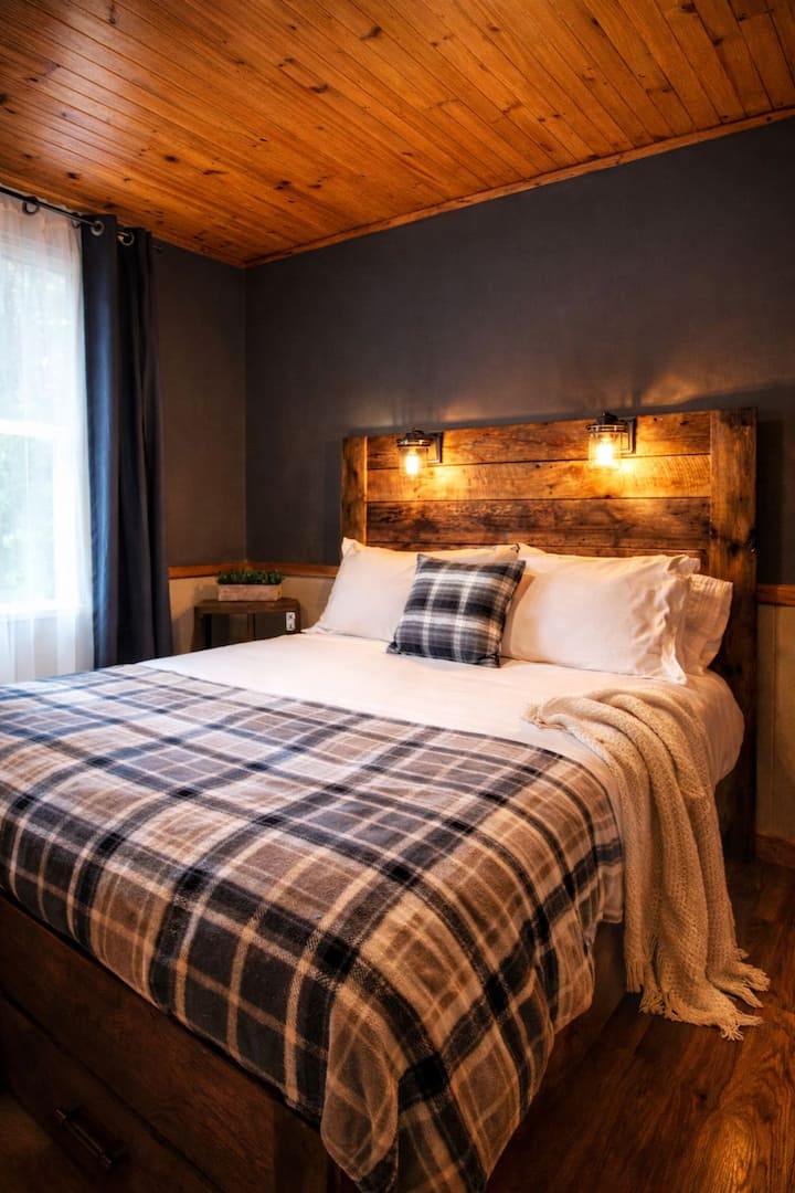Cozy Getaway - Cabin @ Sandstone Rustic Retreat - Wisconsin Dells, WI