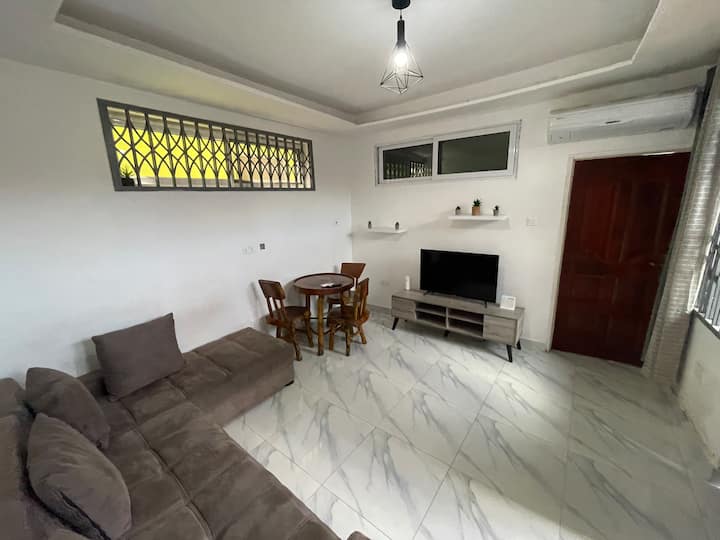 Central & Cosy 2 Bedrooms Apartment In Osu - Accra