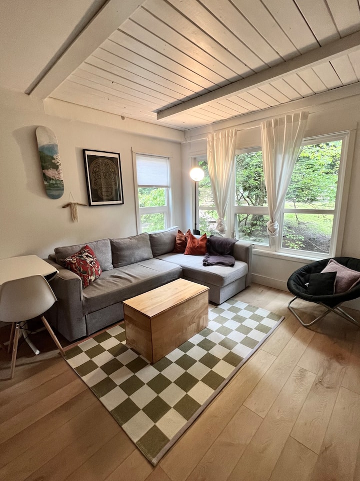Creekside Gondola Base Condo - Free Parking - Whistler