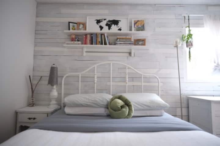 Creekside Gondola Base Condo - Free Parking - Whistler